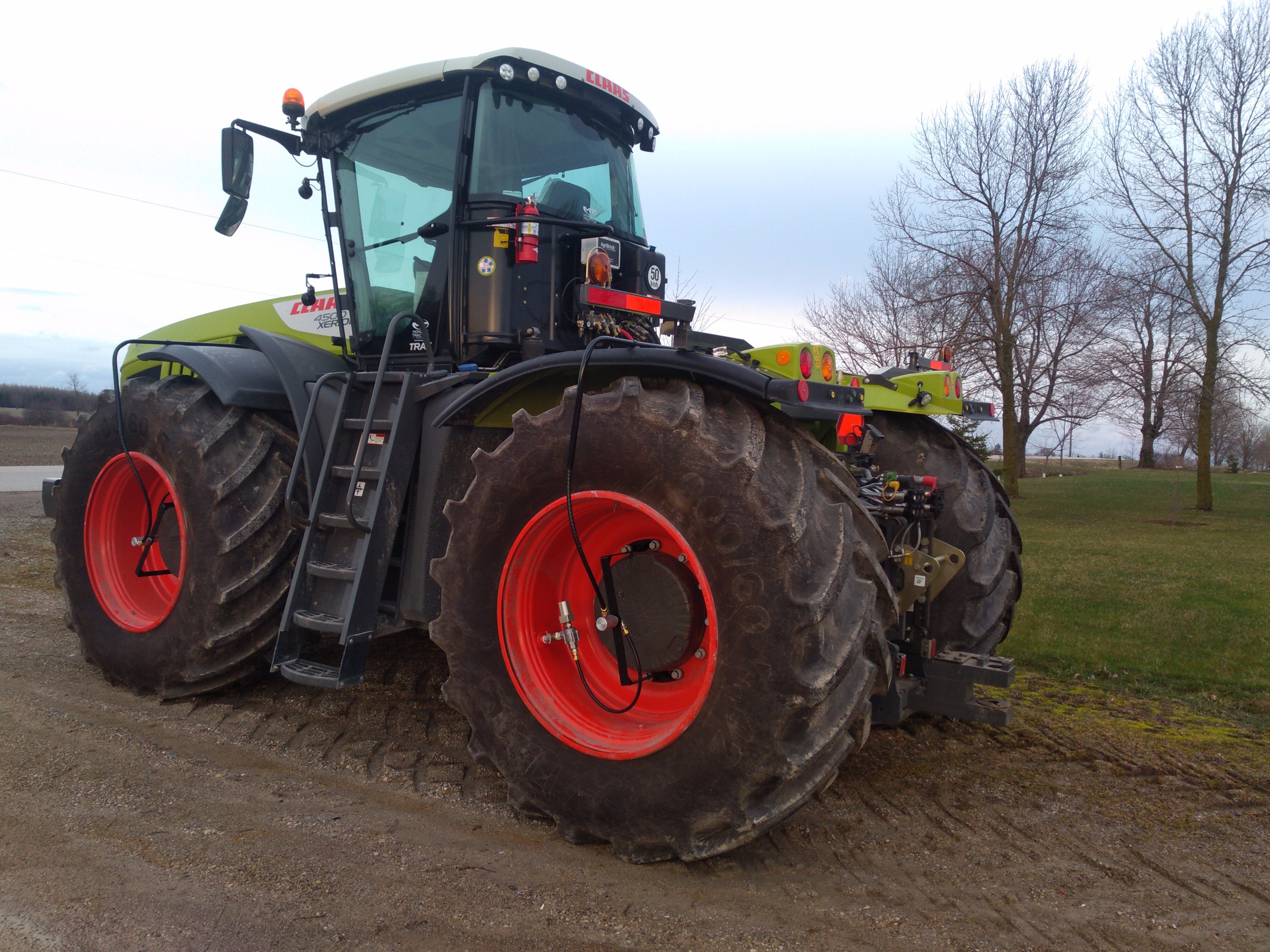 Raats Custom Farming Ltd - CLAAS tractor - On-the-go Tire Pressure ...